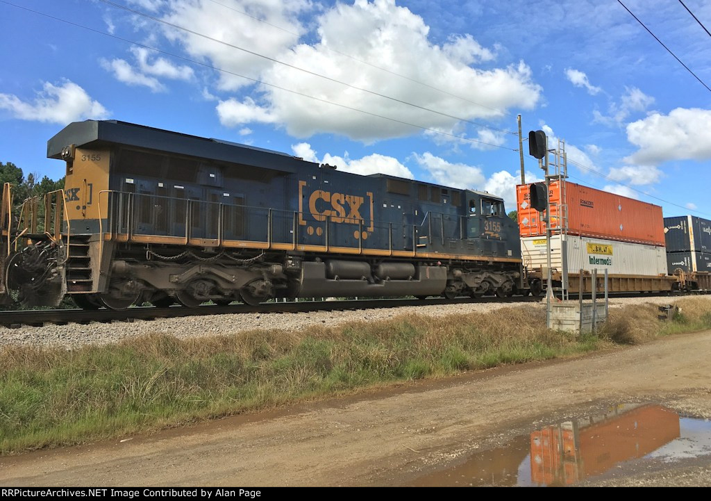 CSX 3155 runs third past the signals